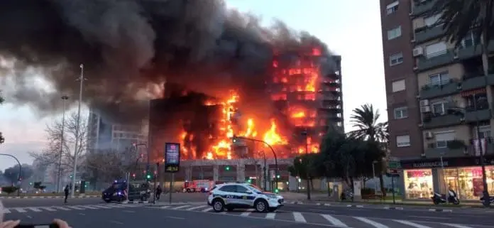 Calcinados en Incendio: Cuatro Víctimas y Emergencia en València