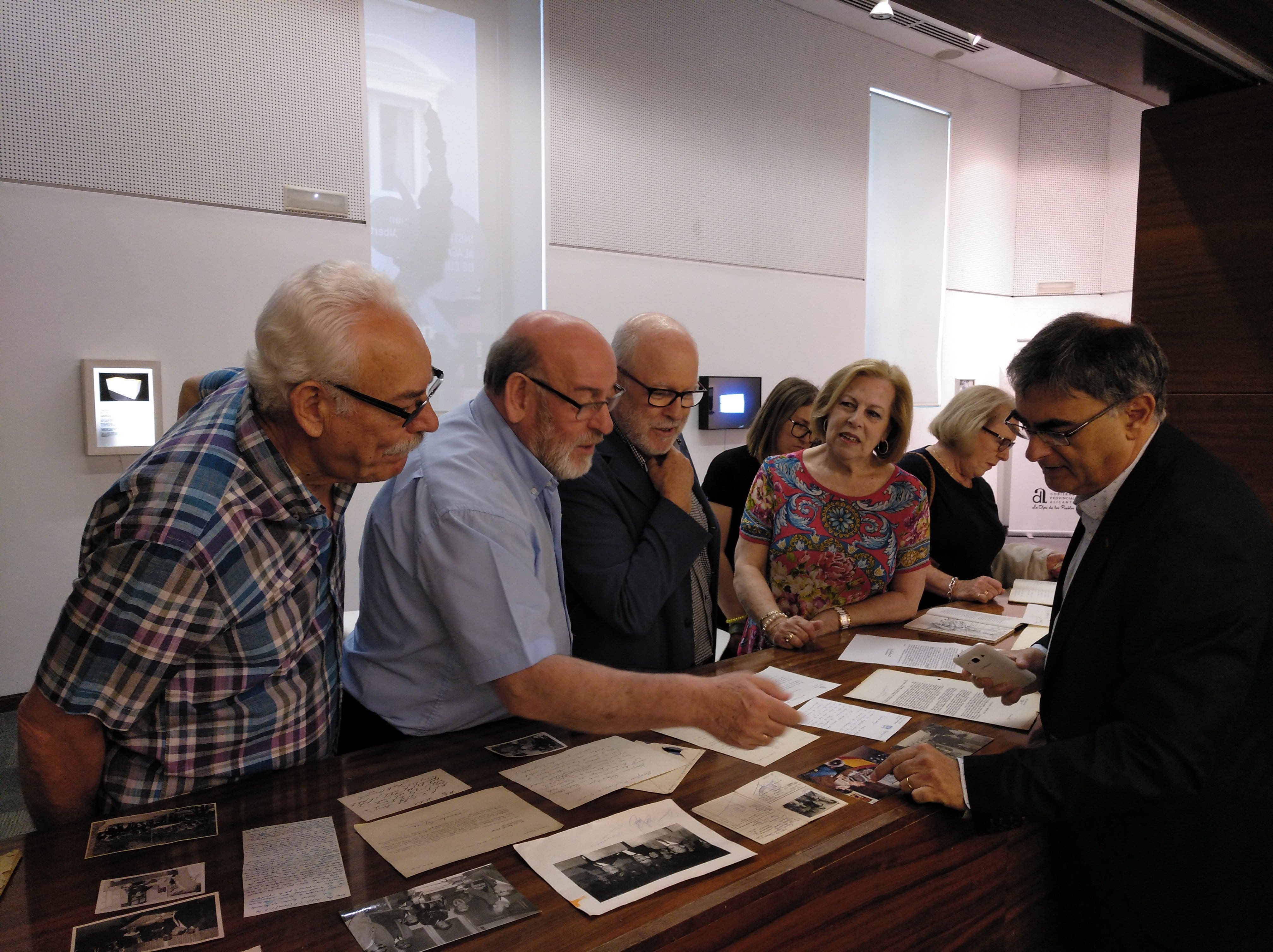 La familia del escritor Rafael Azuar dona su biblioteca y archivo al ...