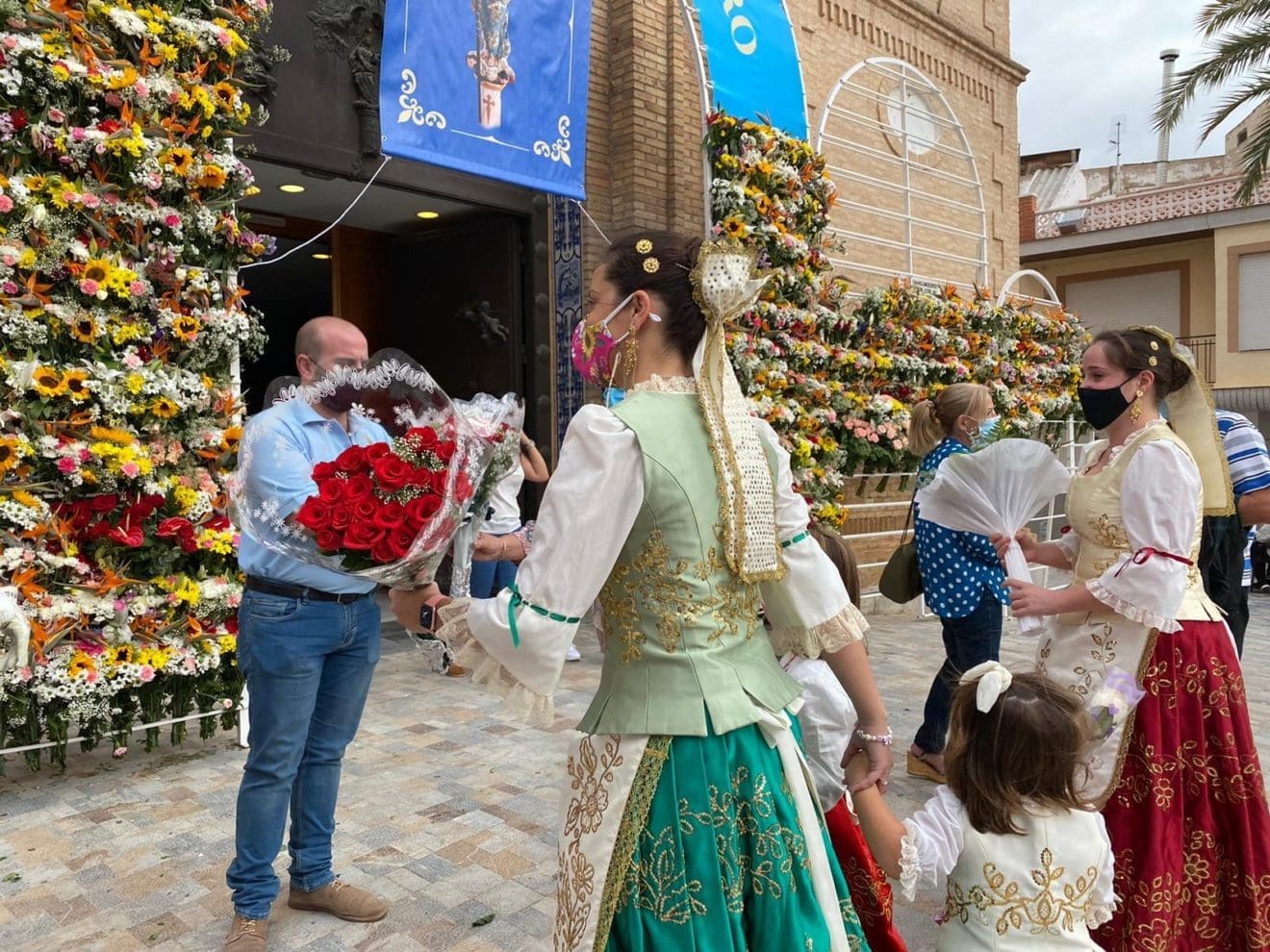 Pilar de la Horadada celebra una atípica ofrenda a la Patrona - Diario de Alicante