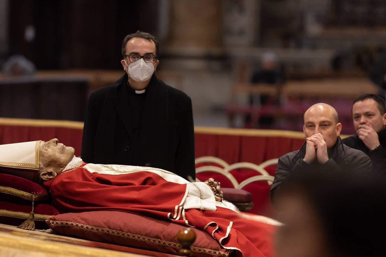 Abre la capilla ardiente de Benedicto XVI en la basílica de San Pedro - Diario de Alicante