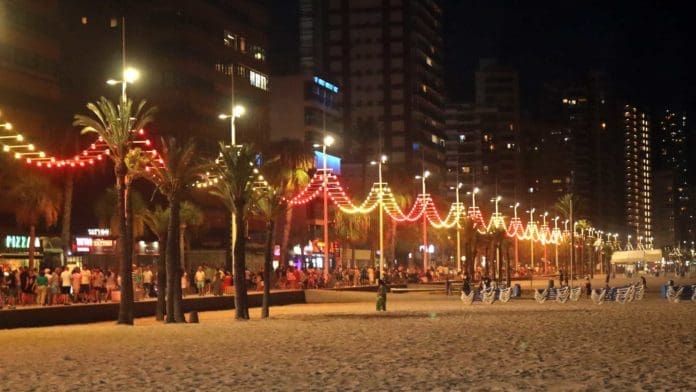 La nueva catenaria del Paseo de Levante de Benidorm ofrece una gran ...