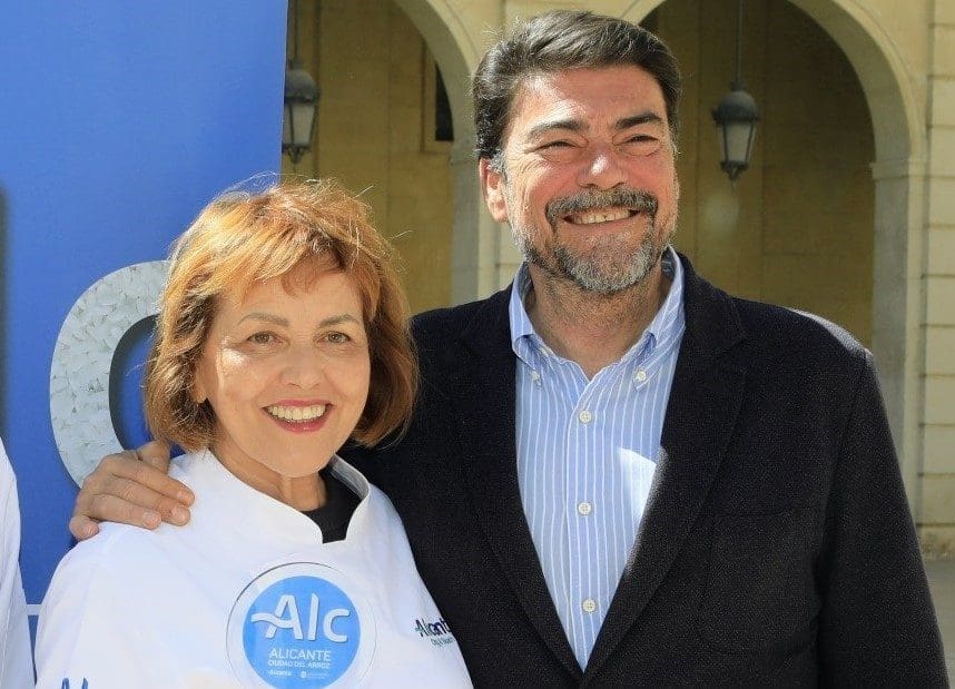 El alcalde de Alicante felicita a María José San Román por su Medalla ...