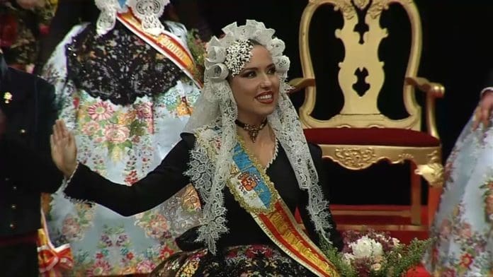 Alba Muñoz, coronada Bellea del Foc en una noche repleta de emoción ...