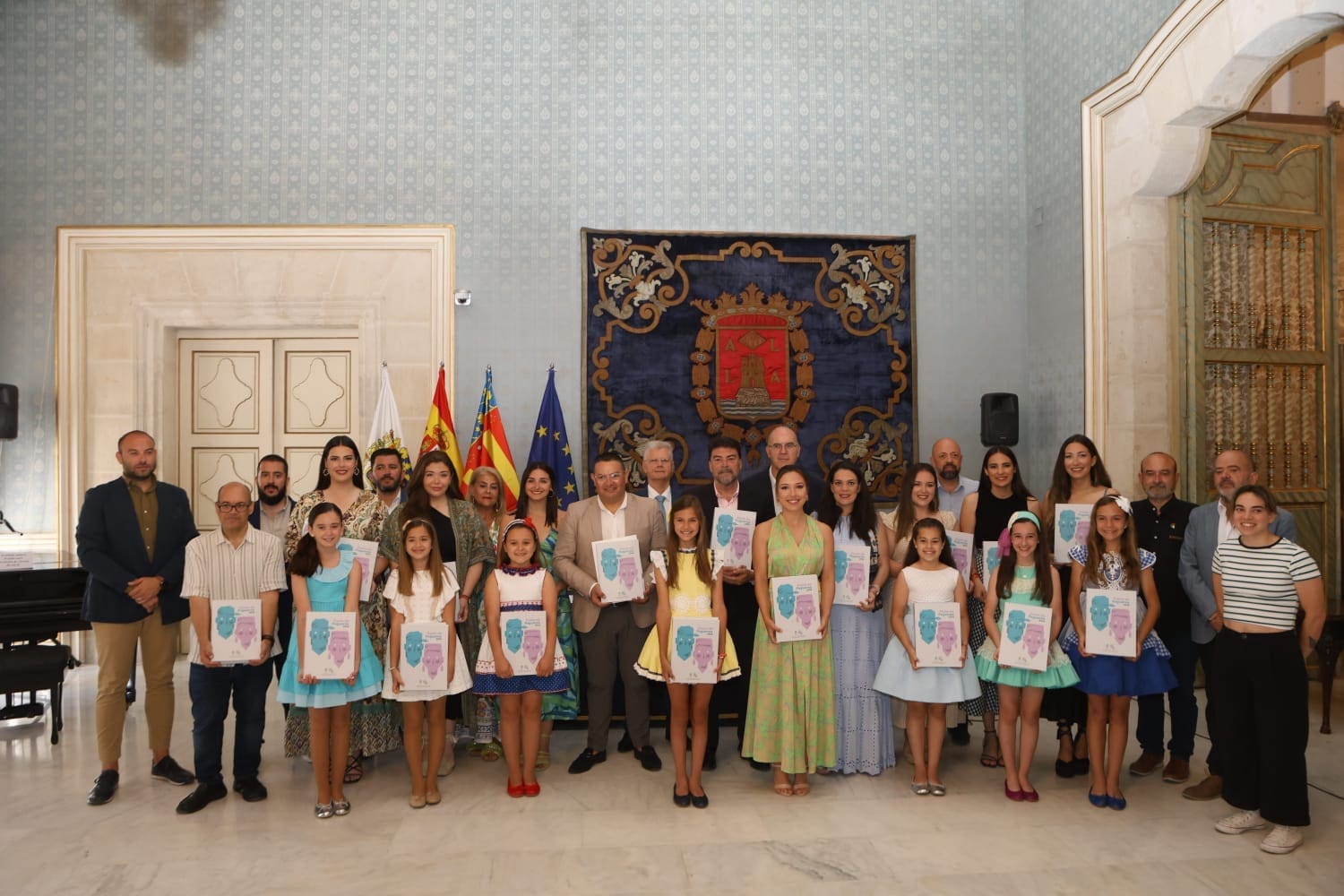 Les Fogueres de Sant Joan presentan su revista de fiestas más ...
