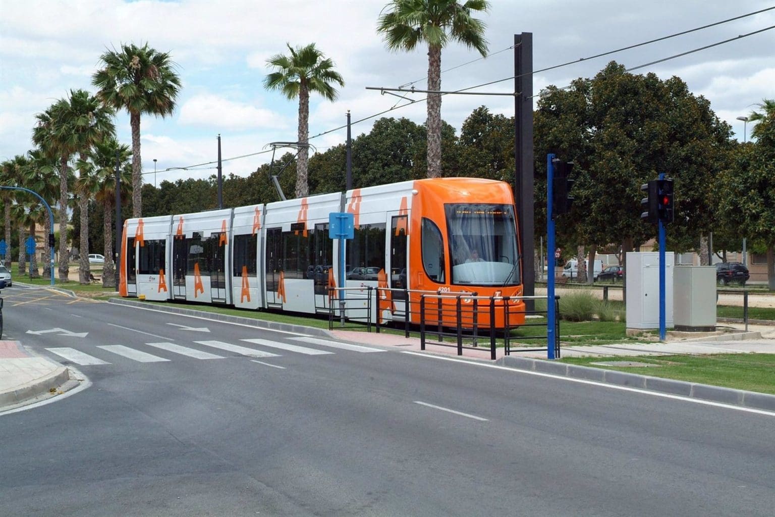A 75-year-old man dies after being struck by a tram train at La Isleta ...