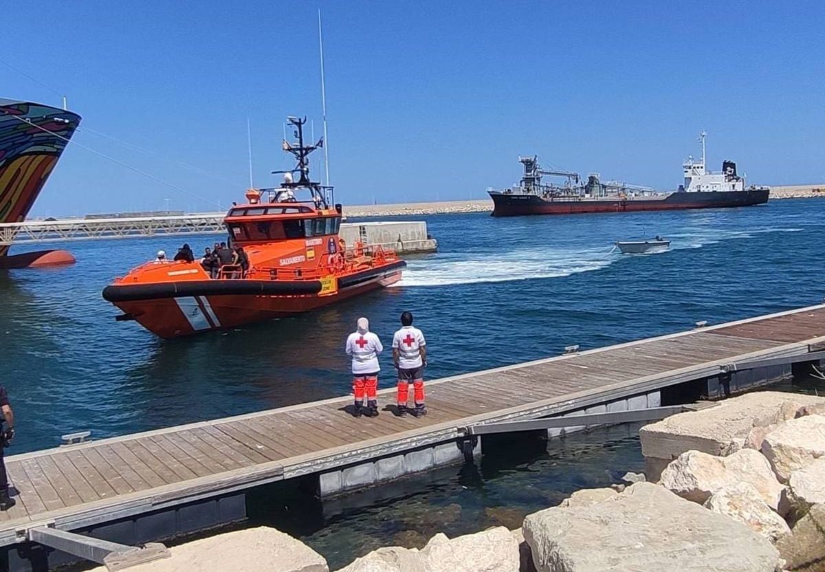 Maritime Rescue rescues nine migrants in a boat 40 miles off Alicante ...