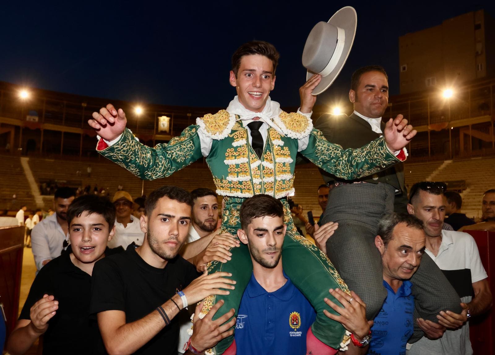 Javier Cuartero opens the main gate at the Hogueras bullfight - Diario ...