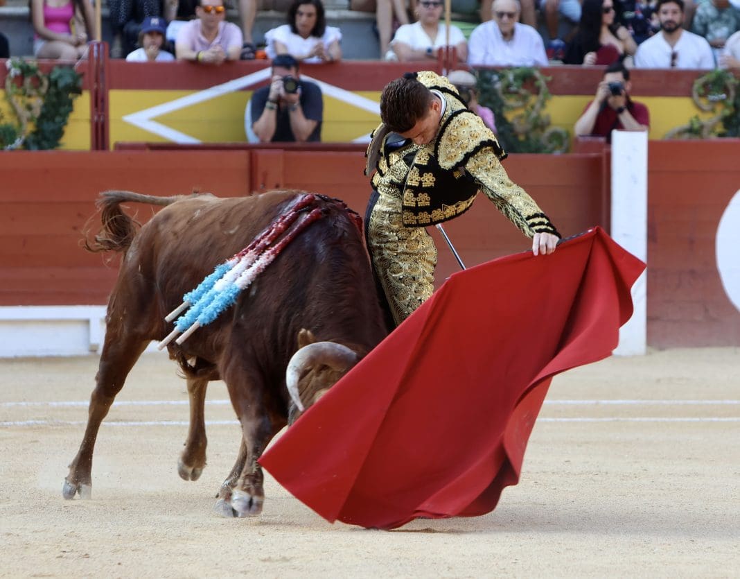 Javier Cuartero opens the main gate at the Hogueras bullfight - Diario ...