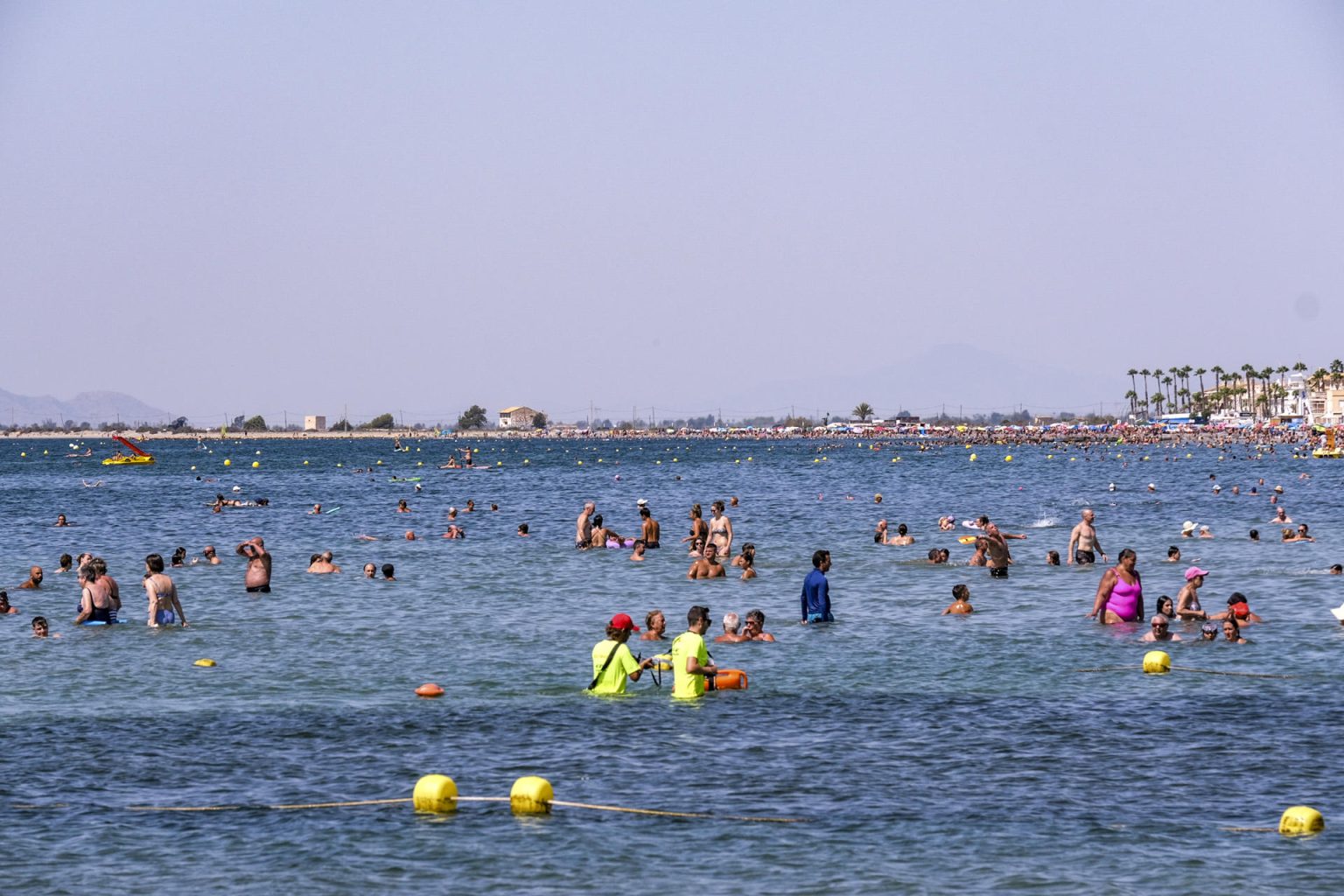 An 88-year-old man dies after drowning on Benidorm beach.