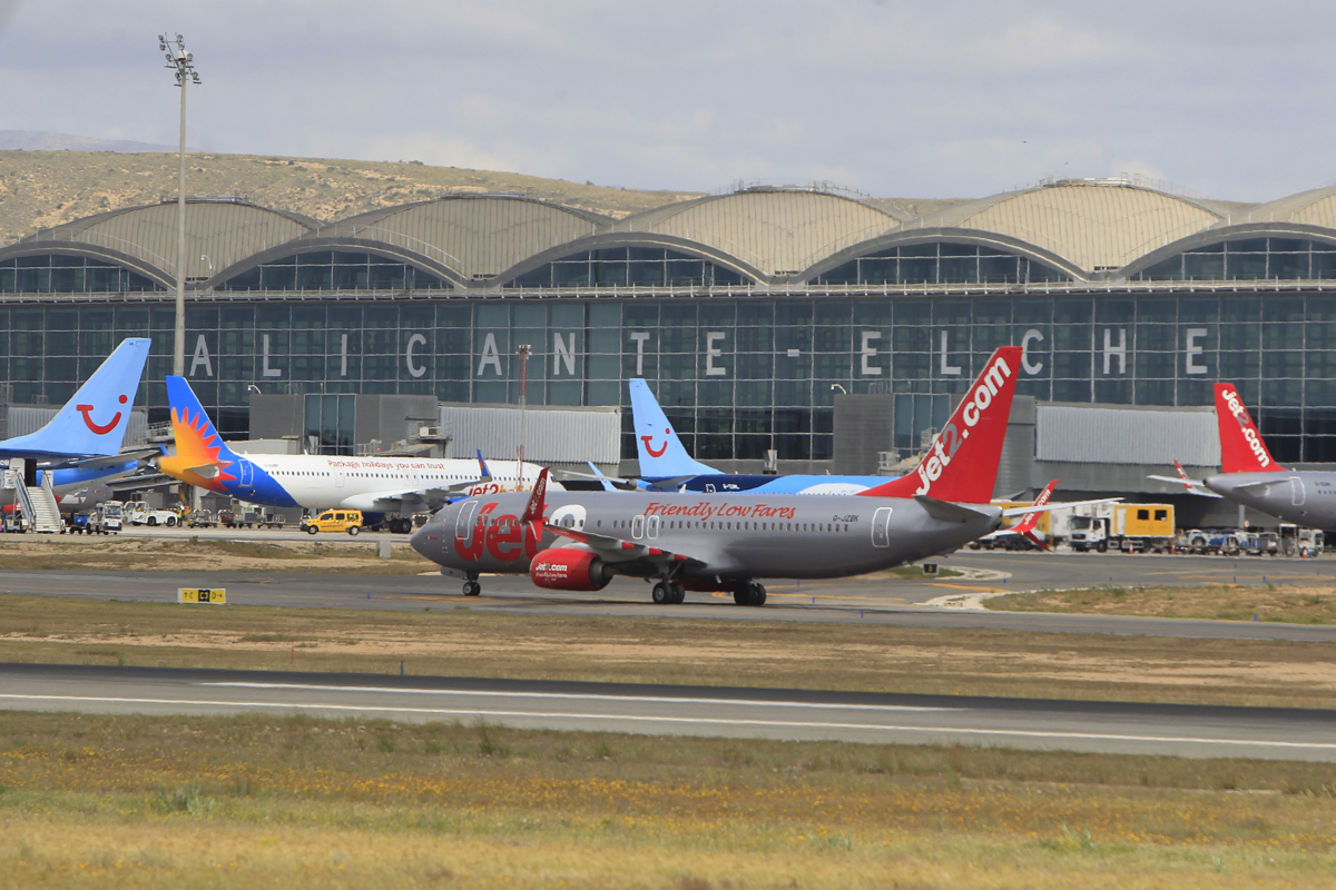 A drone near the runway closes Alicante airport for almost two hours ...
