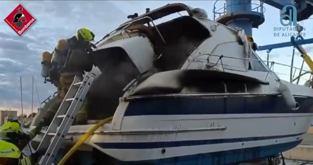 Fire on a ship under repair in the port of Cabo Roig, no injuries or ...