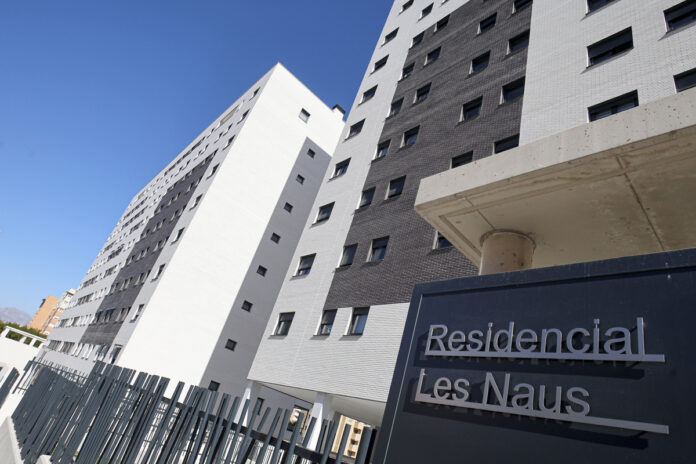 Judge requires bail. Citizens to appear in Alicante.